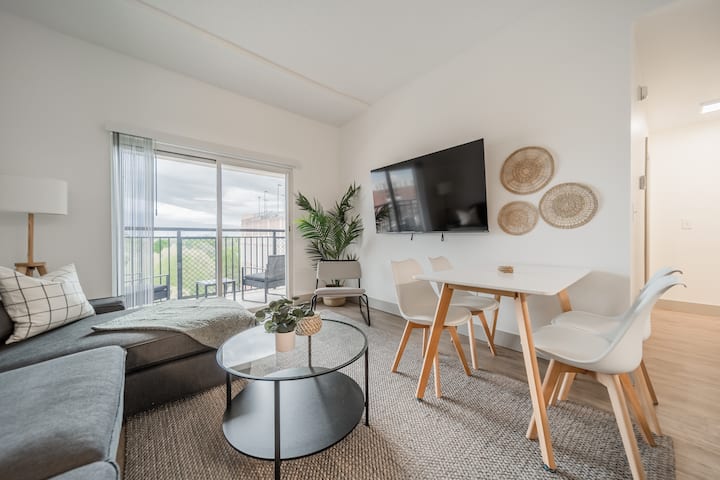 Walkable 3 Bed With Balcony,parking, King Bed - First Ward - Charlotte