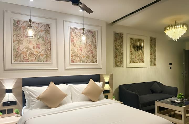 Luxury Top Floor Stay | 11 Am To 6 Pm Day Stay - Noida
