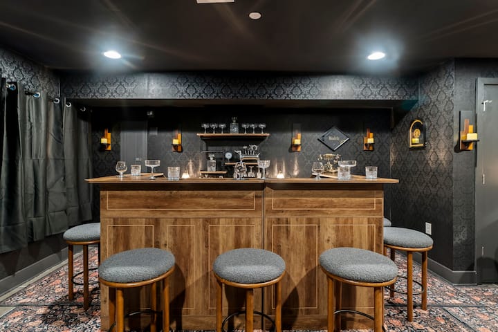 Mini Mansion W/ Speakeasy, Parking, Pool & Rooftop - Philadelphie, PA