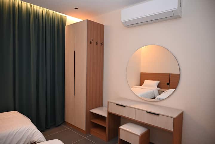 خطوات تبعدك عن الحرم، وامتداد لشارع سلطانة التجاري - Madinah