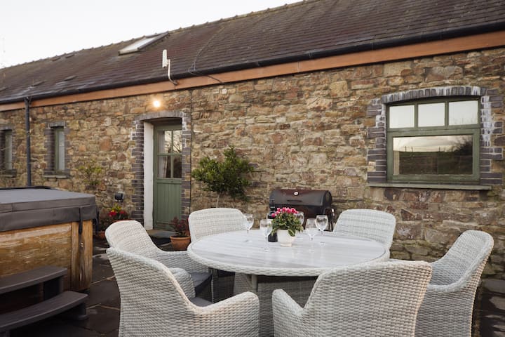 Peaceful Cottage With Hot Tub & Ground Floor Suite - Haverfordwest