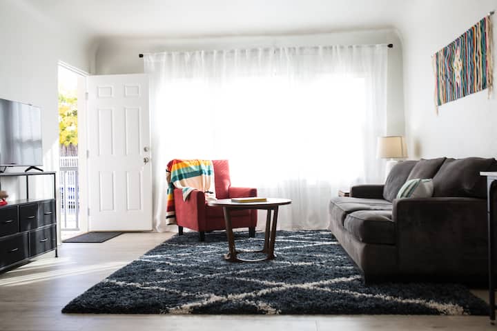 Festive 2 Bed, 2 Bath Close To Pres Hospital - Albuquerque