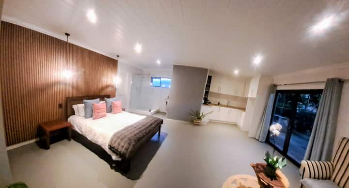 Southern Right Guest House Deluxe Garden Apartment - Gansbaai