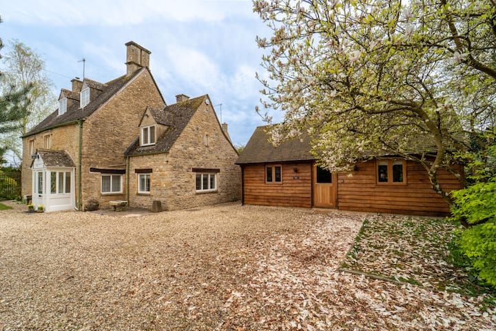 Enchanting Grade Ii Cotswold Retreat With Hot Tub - Bibury