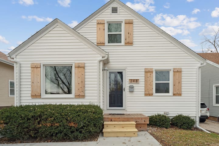 Lovely 2-bedroom Cottage In Charming Cedar Rapids - Cedar Rapids, IA