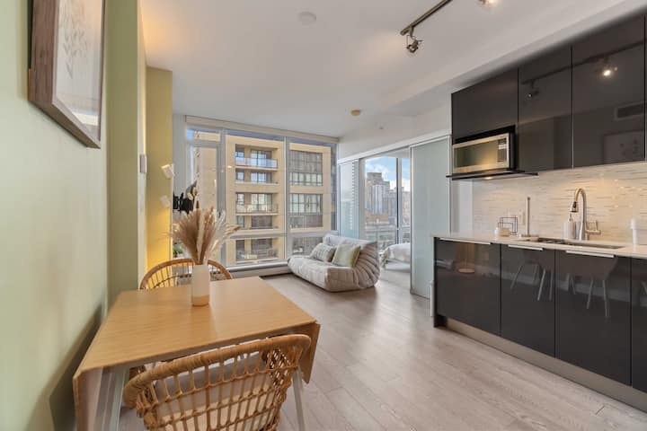 D77 - Beautiful Downtown 1 Bedroom Unit - Vancouver
