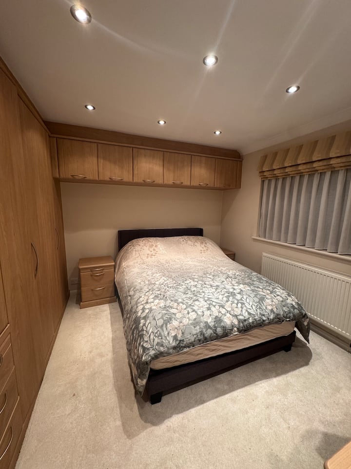 Woking King Bed In Self Contained Flat - Woking