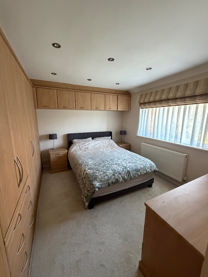 Woking King Bed In Self Contained Flat - Woking