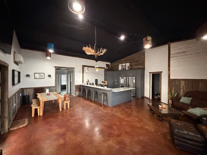 Rustic Farmhouse - Blue Ridge, TX