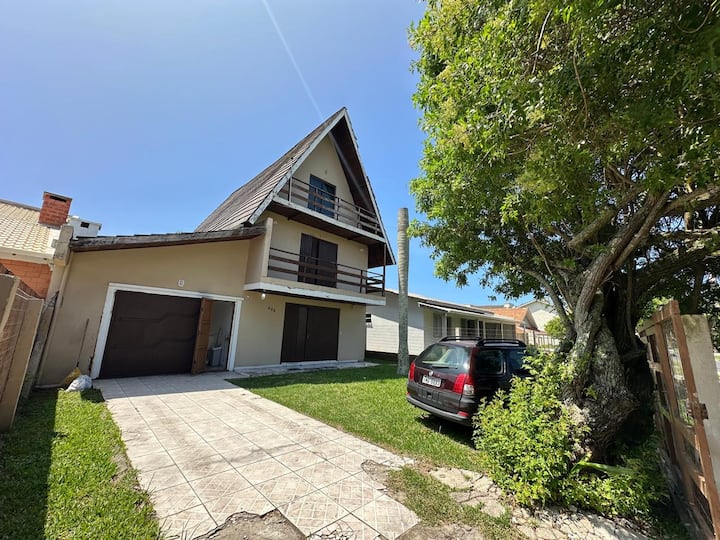 Casa Com 03 Dormitórios Sendo 02 Suítes Master - Tramandaí