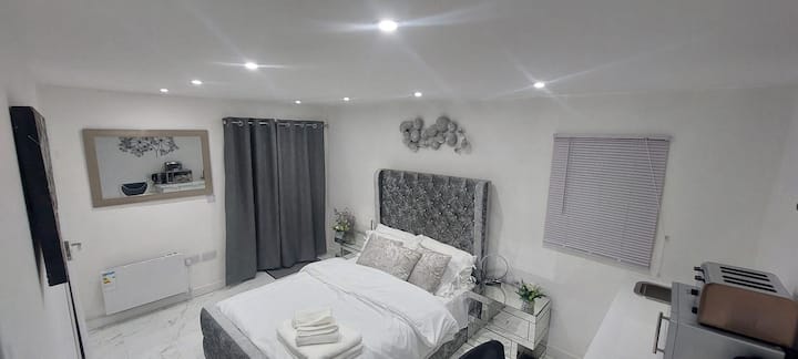 Private Modern Studio Near Warner Bros • Parking - Watford