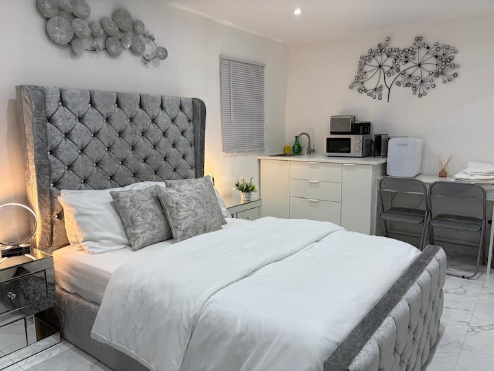 Self-contained Studio Near Warner Bros + Parking - Hemel Hempstead