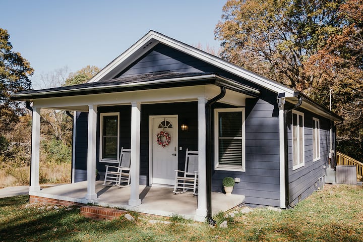 Modern Retreat Near Duke Hospital - Durham, NC