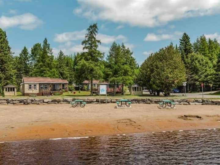 Chalet Rustique 1- Bord De L'eau Et Spa Privé - Sainte-Agathe-des-Monts