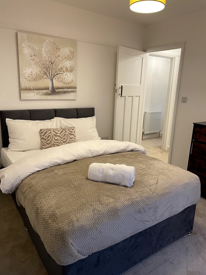 3x Double, 2x Bathrooms, Central + Parking - Nottinghamshire