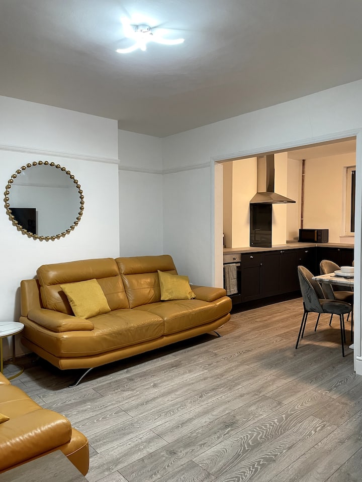 3x Double, 2x Bathrooms, Central + Parking - Lincoln