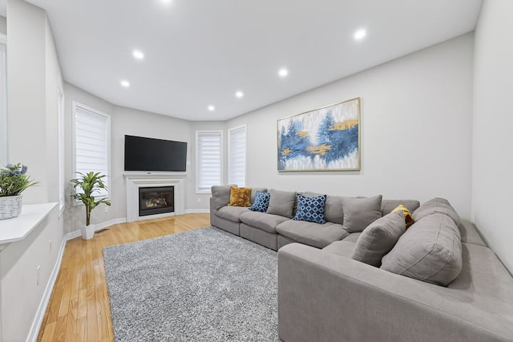 Elegant Contemporary Townhome Richmond Hill Escape - Aurora