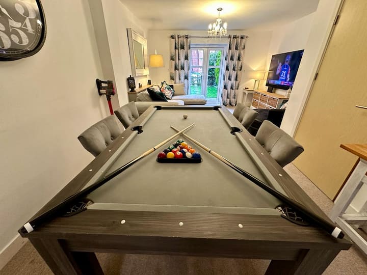 Spacious 4 Bedroom Townhouse In Crewe - Sleeps 8 - Crewe