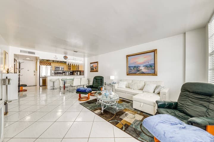 Beachfront Condo In Hollywood, Florida - Hollywood, FL