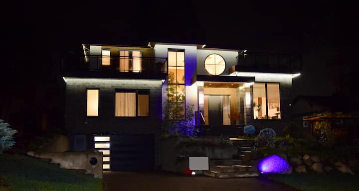 Luxury Vista Studio — Quiet, Refined, Bright - Burnaby