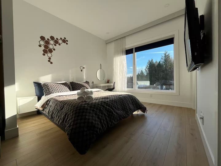 Brand New Luxury Mountain View Studio - Port Moody