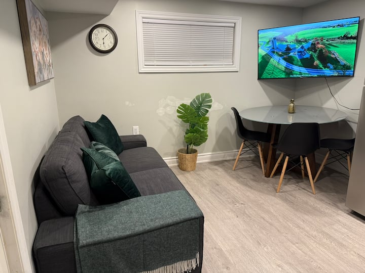 Modern 2br In The Heart Of Little Italy - Toronto, ON