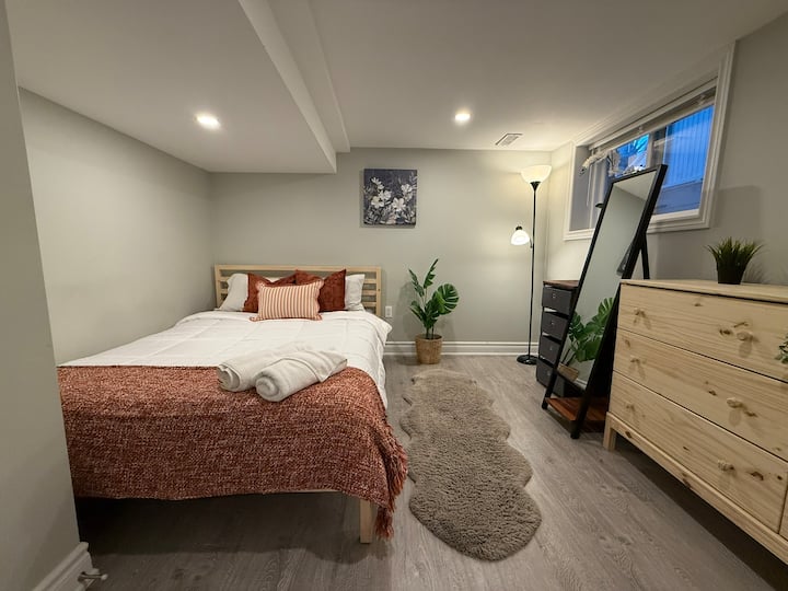 Modern 2br In The Heart Of Little Italy - Toronto
