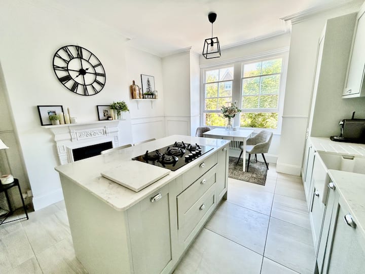 Bright & Spacious 4-bed Retreat Near Beach! - Kent