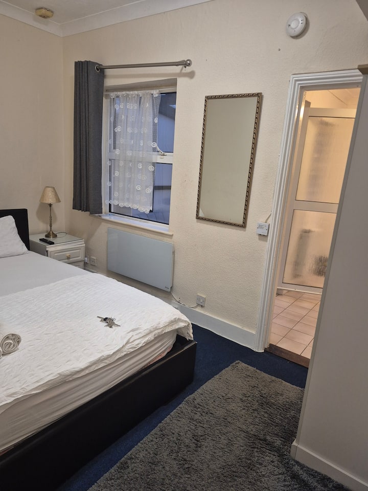 A One Bedroom Flat In Woking. - Woking