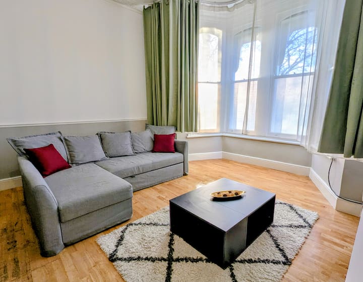 2 Bedroom House With Garden And Free Parking - London, UK