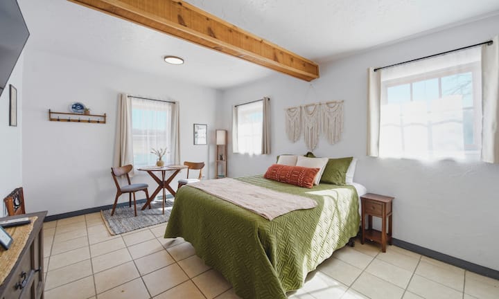 The Lakeview Kitchenette (1 Queen Bed) - Elephant Butte, NM