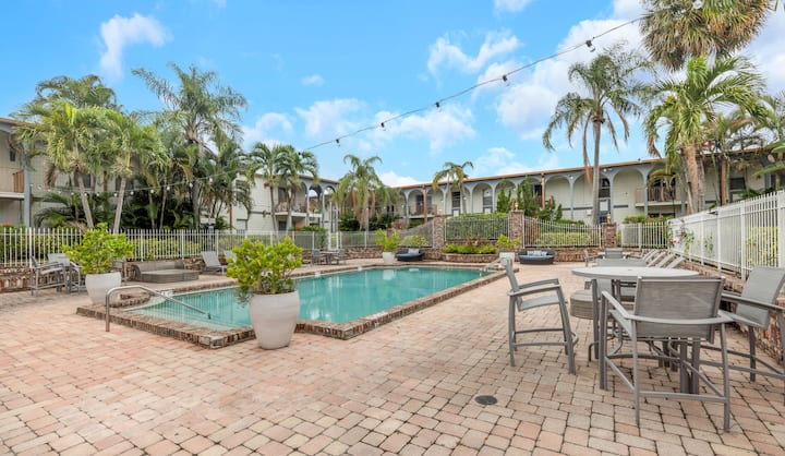 Modern 2bd Apt | Tpa 5 Min | Pool + Gym + Laundry - Tampa, FL