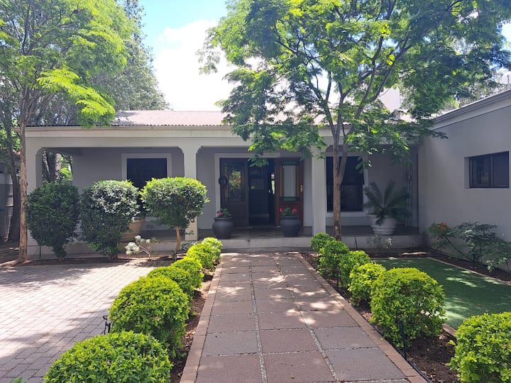 Simple Relaxed Mood Under Beautifull Acorn Trees. - Paarl