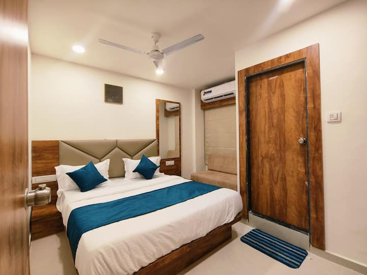 Deluxe Rooms Sayajigunj Area Near Railway Station - ヴァドーダラー