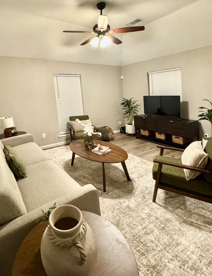 Cozy And Fancy Mckinney Cottage 5 Mins To Downto - McKinney, TX