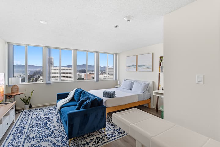 Beautiful Apartment With Ocean View! - Santa Monica, CA