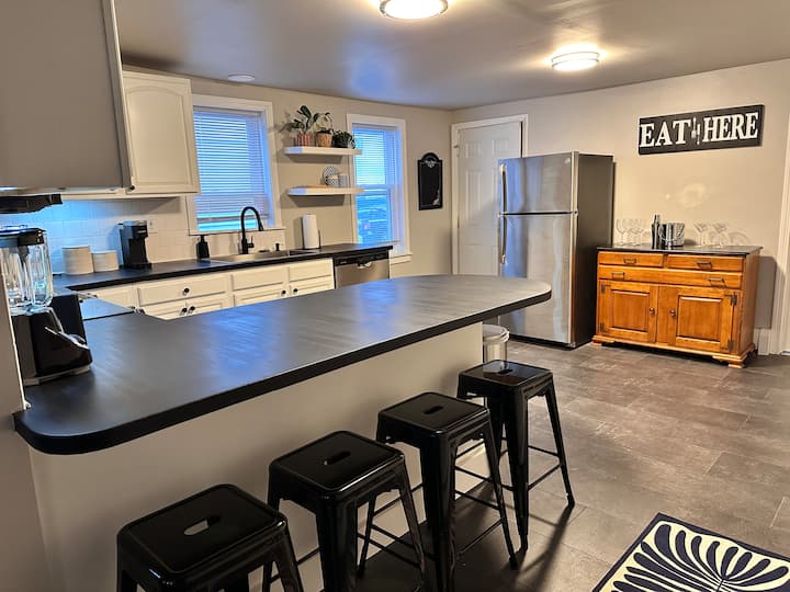 Modern 2br Retreat | Grad Weekend Ready | Parking - Providence, RI