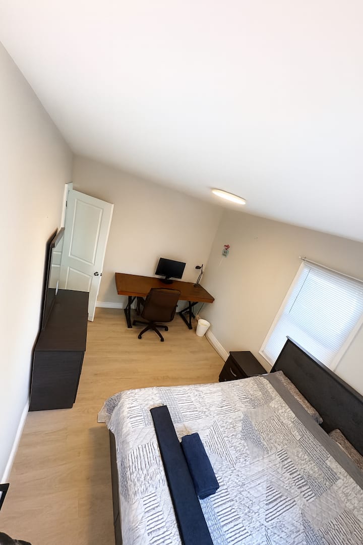 Large, Cozy Private Bedroom - Oshawa