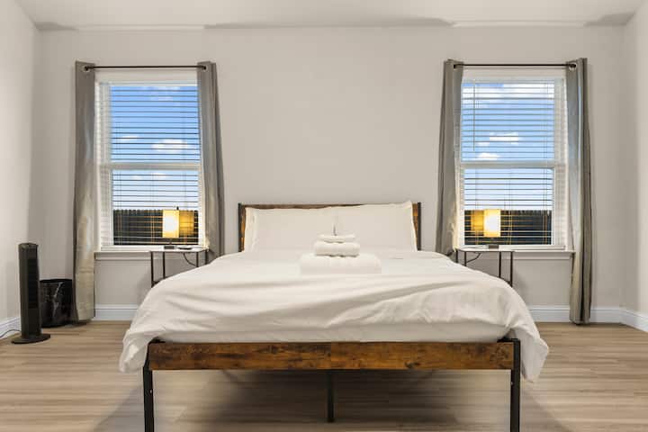 Deluxe Queen C | Private Bath + Kitchen + Laundry - Midland, TX