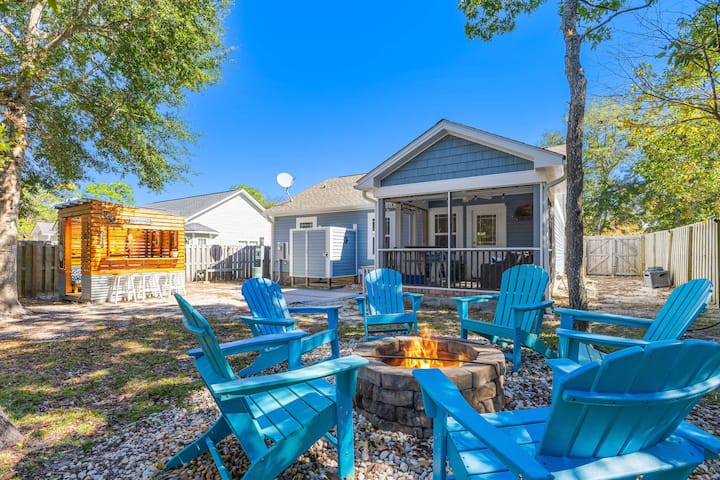 Cozy Home With Fenced In Back Yard And Firepit! - Oak Island, NC