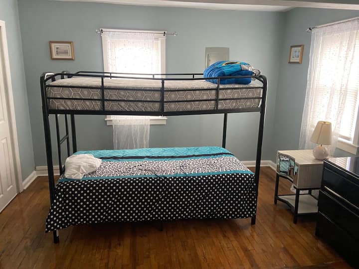 Comfy Suburban 2-bedroom Home • Easy Philly Access - Glendora, NJ