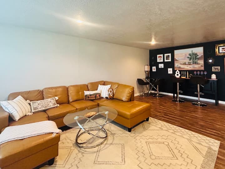 Pet-friendly • Huge Yard • King Suite • Sunroom - Boise, ID