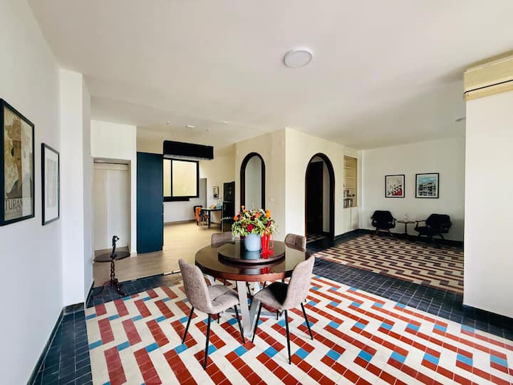 195m² Sun-lit Mid-century 4bdr Gem + Balcony Views - Beirut