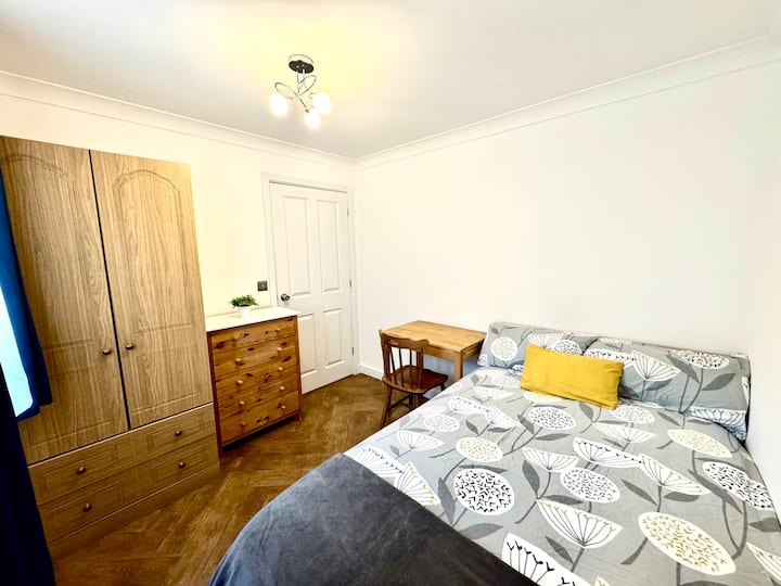 Spacious & Bright 4-bed Home In Bridgwater - Bridgwater