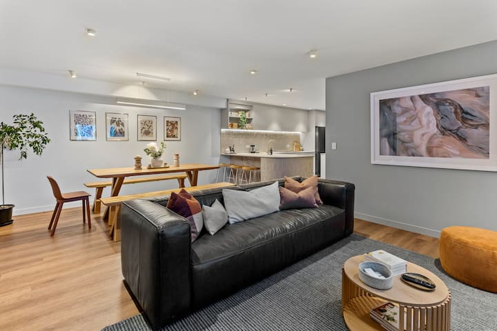 Spacious Coastal Luxe Home With Sea View & Parking - Puhoi