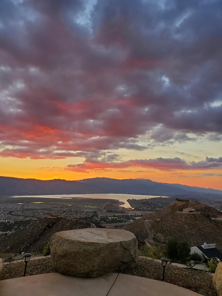 Charming House With Spectacular View. - Lake Elsinore, CA