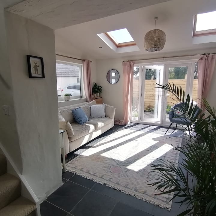 Nyth Fach Cottage, Characterful Converted Barn - Benllech