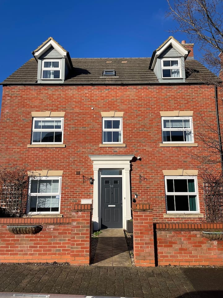 Spacious House With Gated Parking And Games Room - Bedford, Royaume-Uni