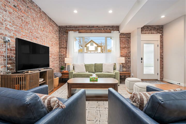 Rare Omaha Brownstone Retreat! 2 Kings And Garage! - Omaha, NE