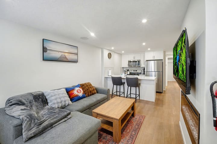 Deluxe Mahogany Lake Getaway | Sleeps 4 - Calgary